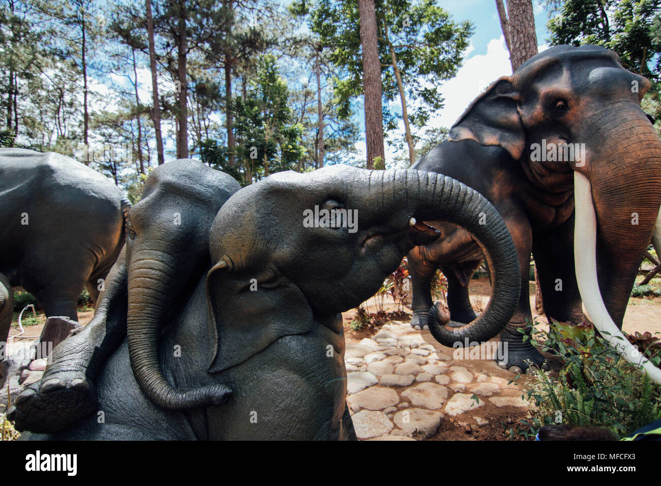 Baby elephant statue hi-res stock photography and images - Alamy