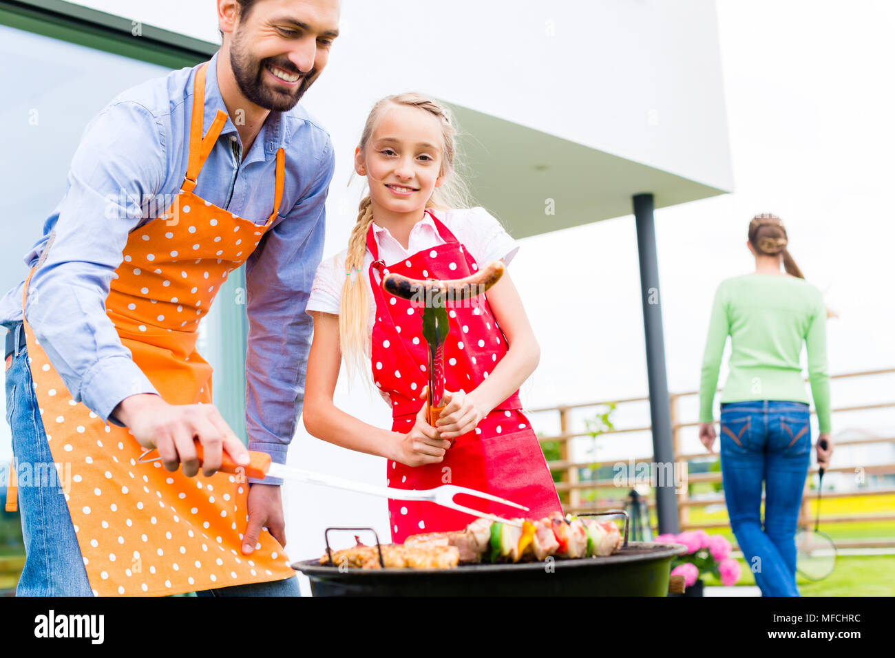 Family bbq garden hi-res stock photography and images - Alamy