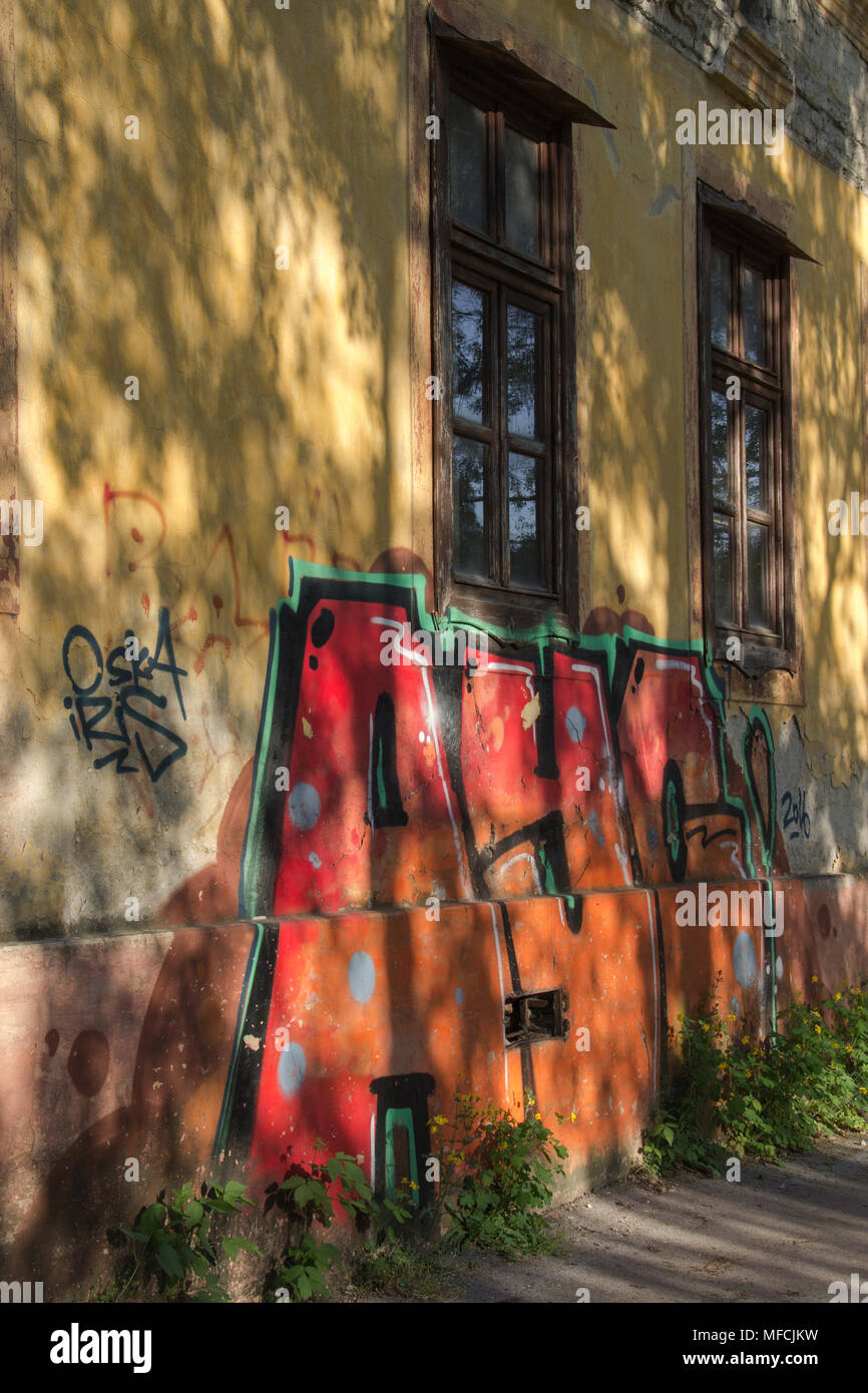 Graffiti at a house wall hi-res stock photography and images - Alamy