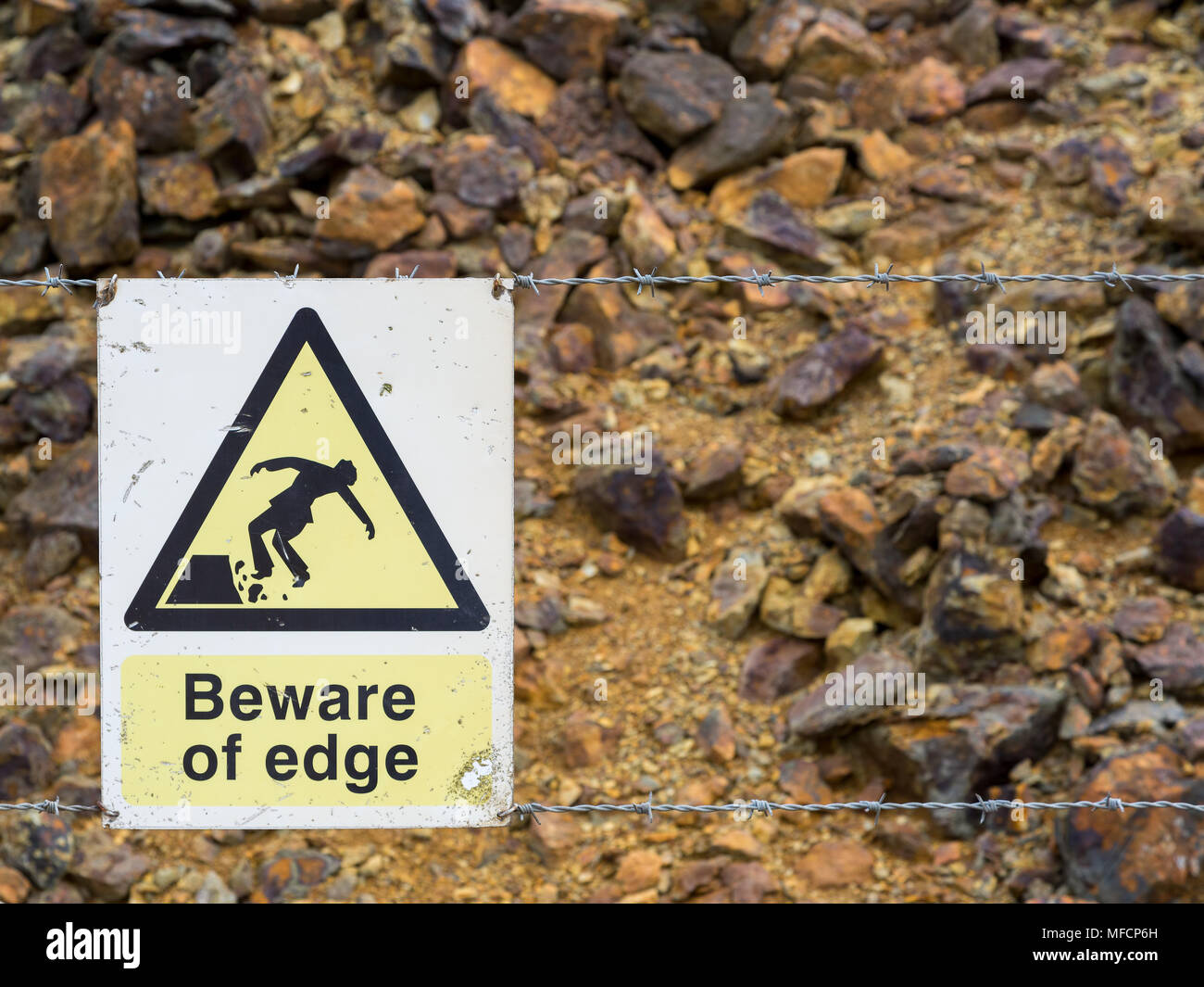 Danger unstable cliff edge warning hi-res stock photography and images ...