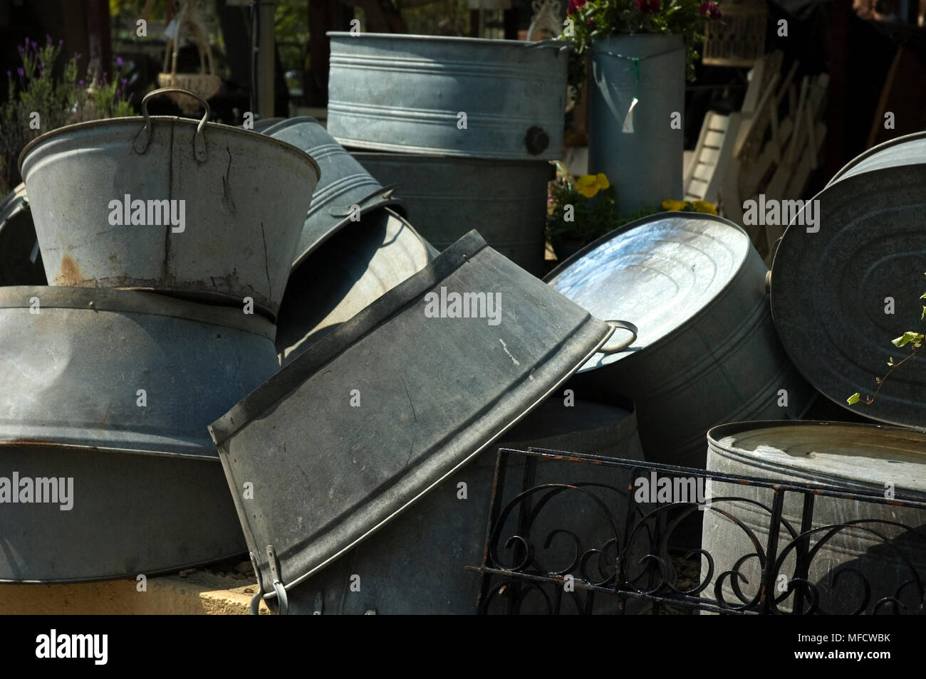 Galvanised baths hi-res stock photography and images - Alamy