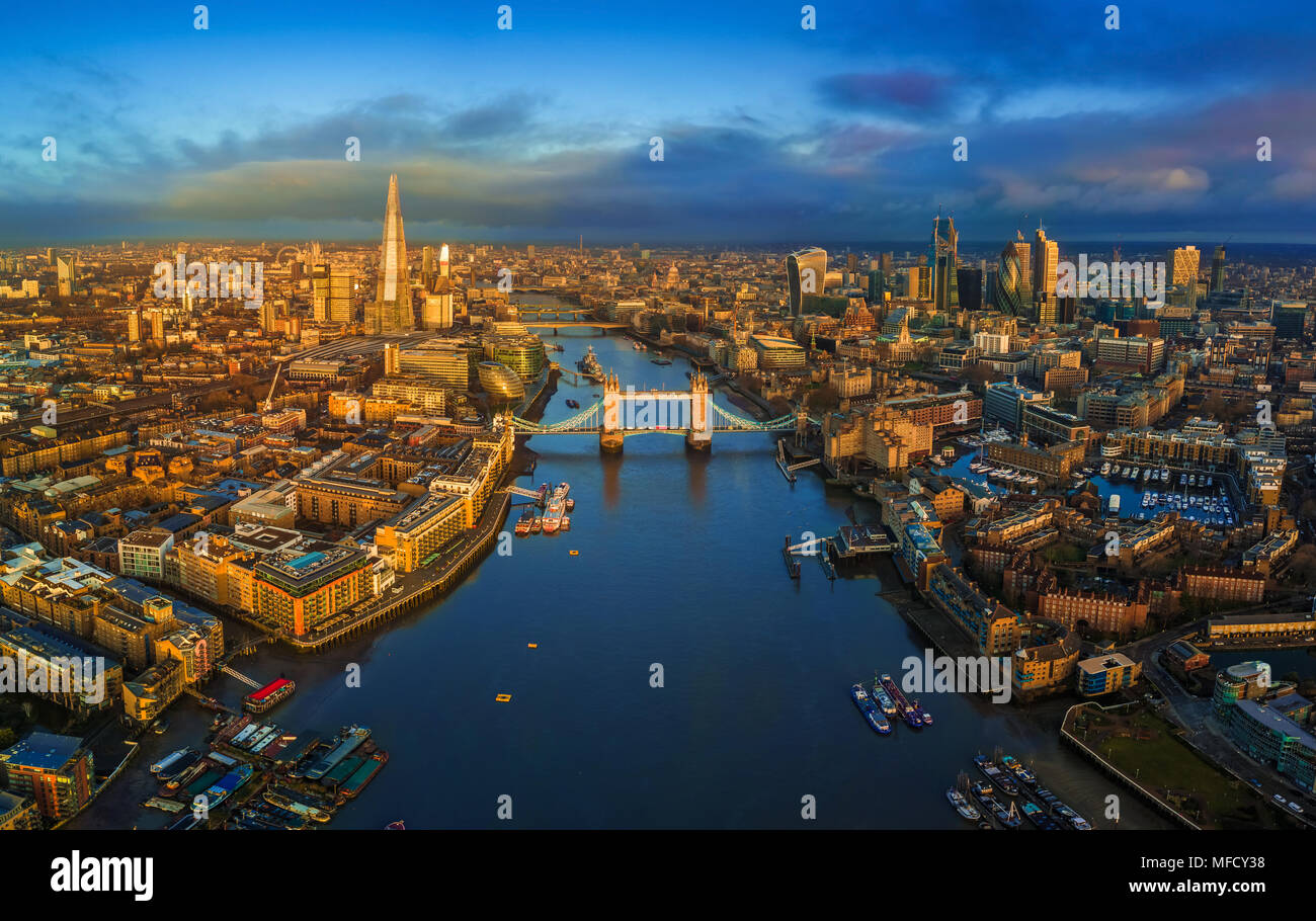 London aerial blue sky hi-res stock photography and images - Alamy