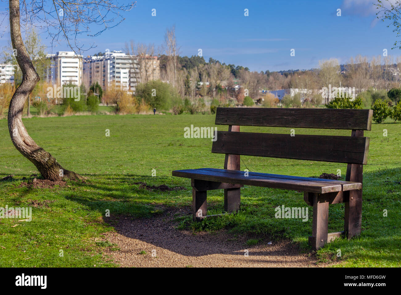 Empty garden bench hi-res stock photography and images - Alamy