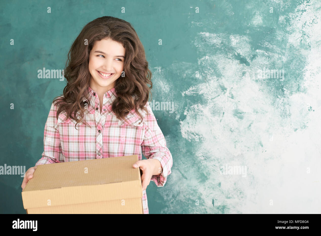 Beautiful young girl with relocation box Stock Photo - Alamy