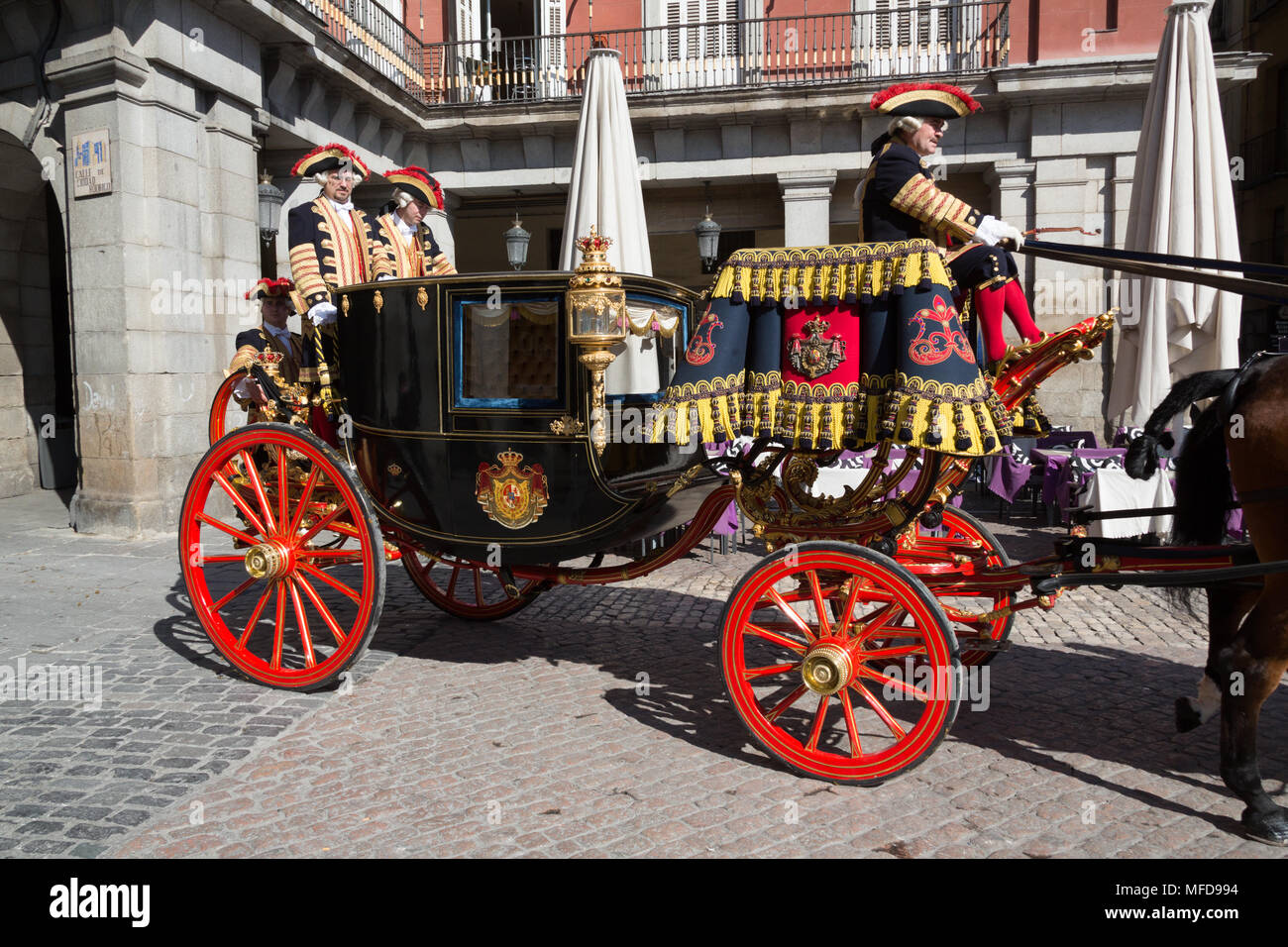 Horse drawn carriage with royal guards hi-res stock photography and ...