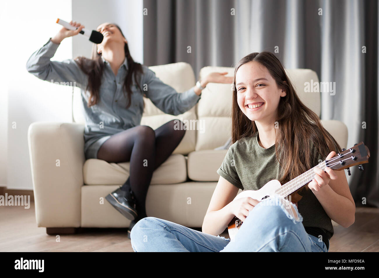 Two sisters sing hi-res stock photography and images - Alamy
