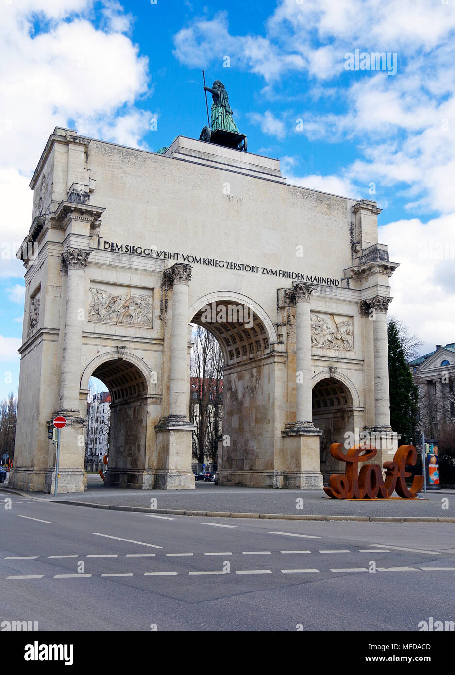 Three statues on triumphal arch hi-res stock photography and images - Alamy