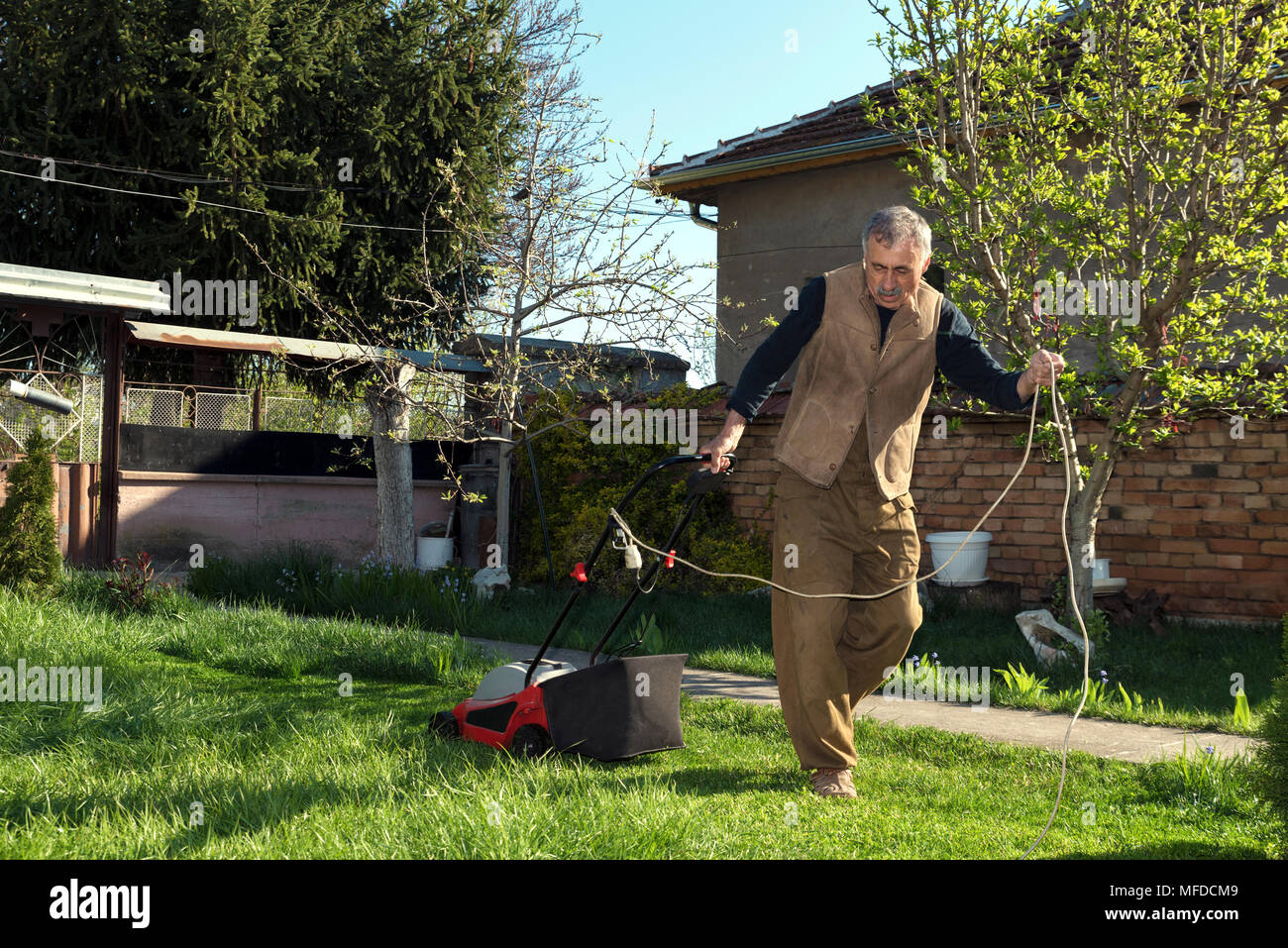 Man cutting grass hi-res stock photography and images - Alamy