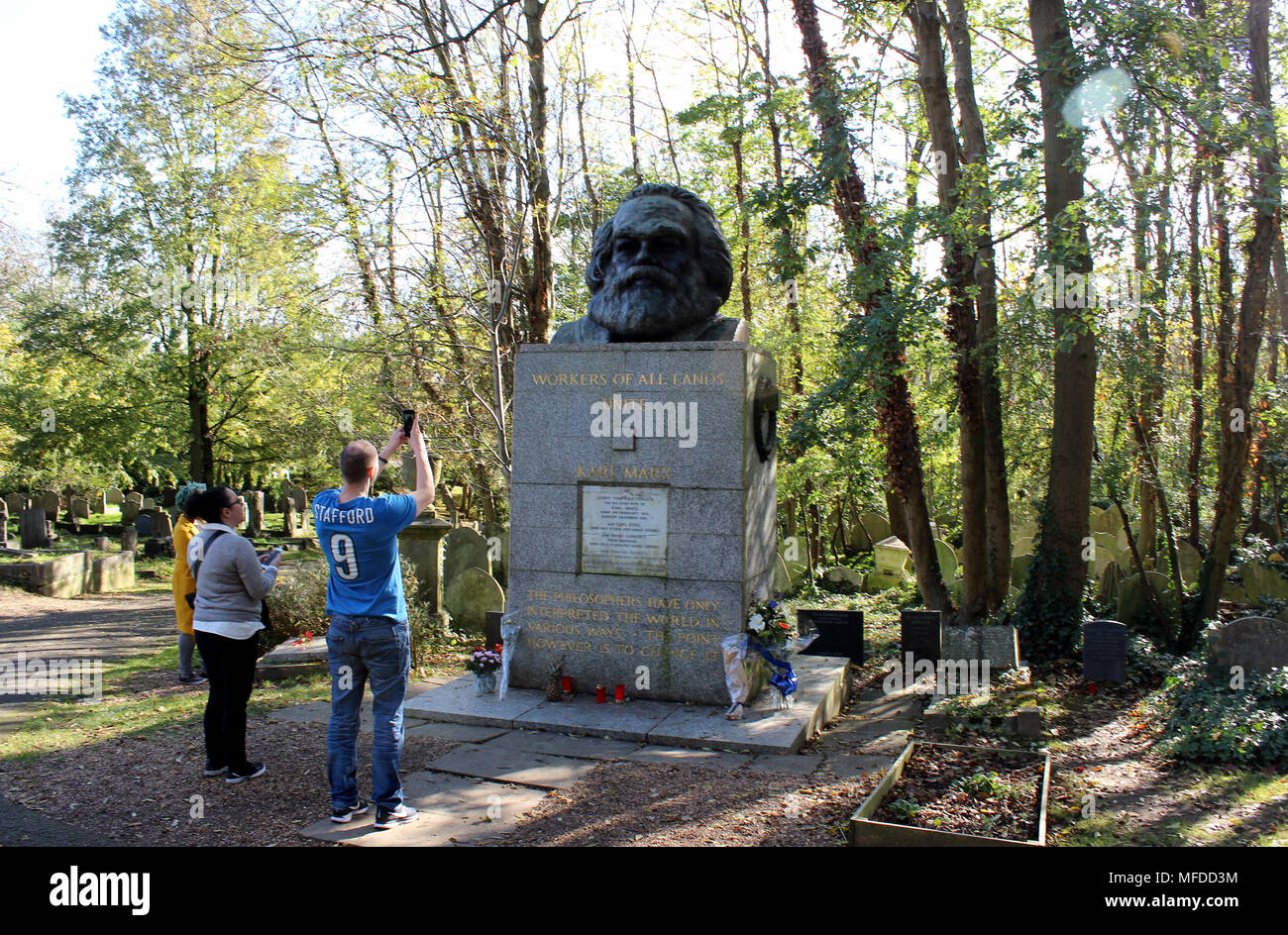 27 October 2017, Great Britain, London: Visitors photograph the grave ...