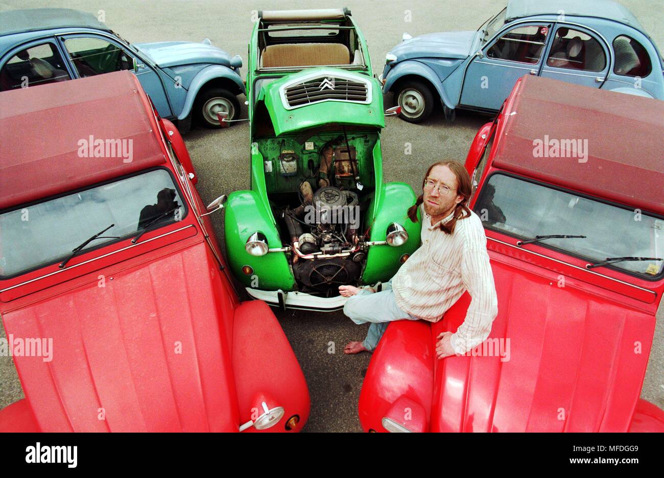 On the bonnet of a Citroen 2CV on 27.5.1998 in Regensburg Josef Danneck ...