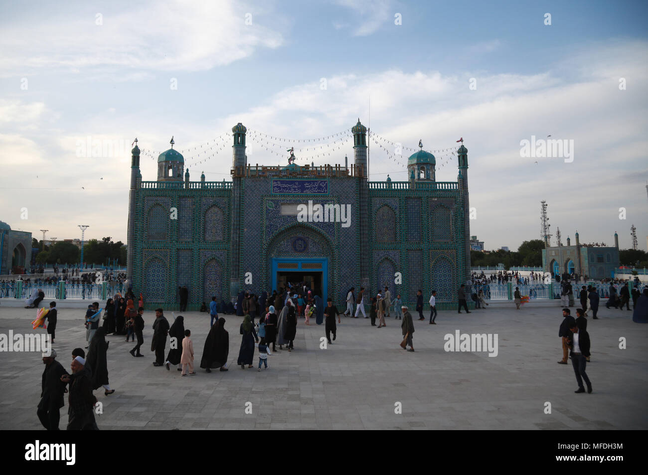 (180425) -- MAZARI-I-SHARIF, April 25 (Xinhua) -- Photo taken on April ...