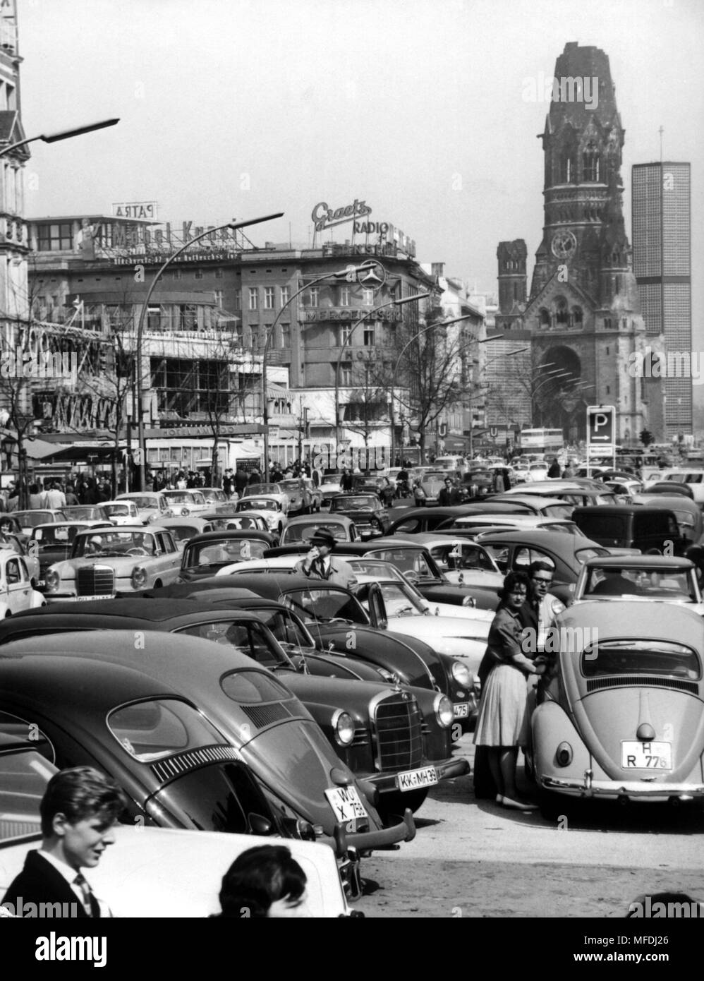 Traffic chaos on the Kurfurstendamm Easter 1962. In the background the ...