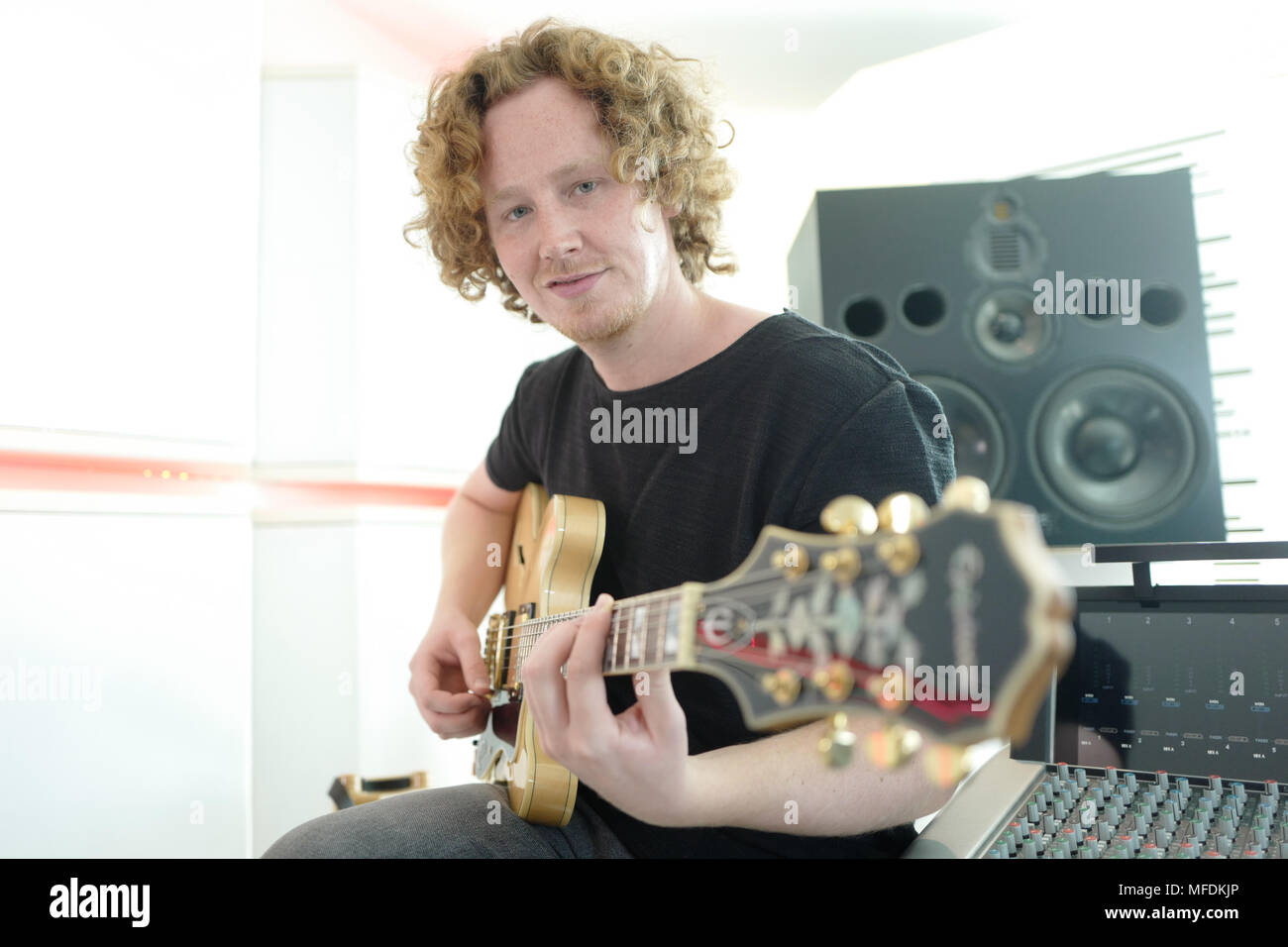 25 April 2018, Germany, Berlin: Singer Michael Shulte in a recording ...