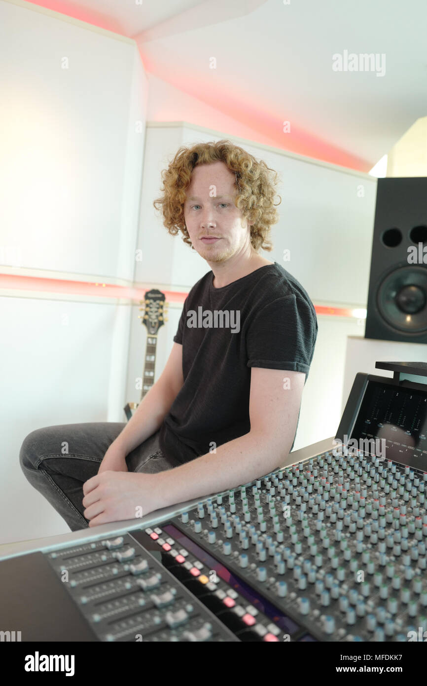 25 April 2018, Germany, Berlin: Singer Michael Shulte in a recording ...