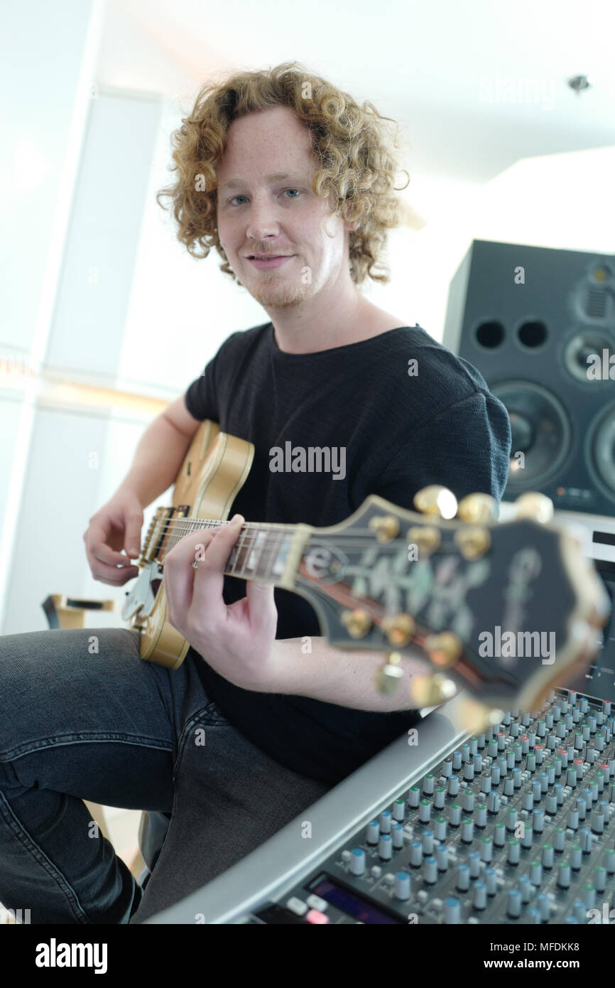 25 April 2018, Germany, Berlin: Singer Michael Shulte in a recording ...