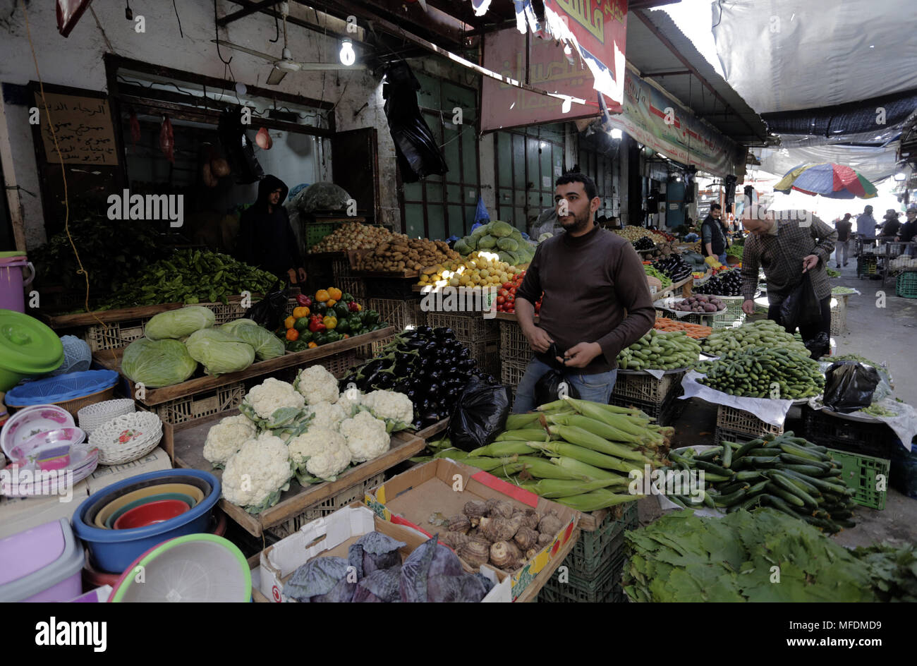 Gaza City, The Gaza Strip, Palestine. 24th Apr, 2018. Palestinians shop ...