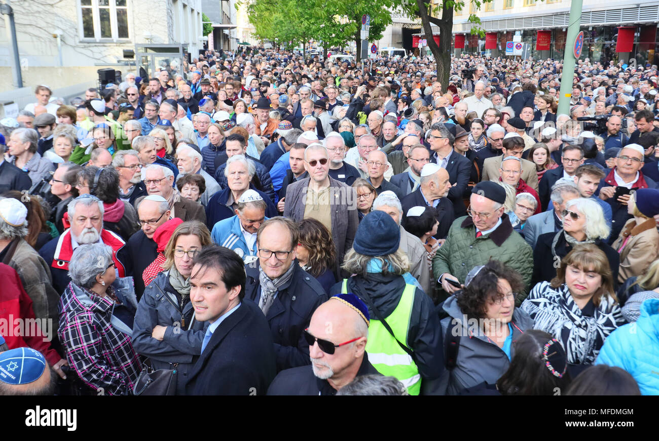 25 April 2018, Germany, Berlin: Countless people at the solidarity ...