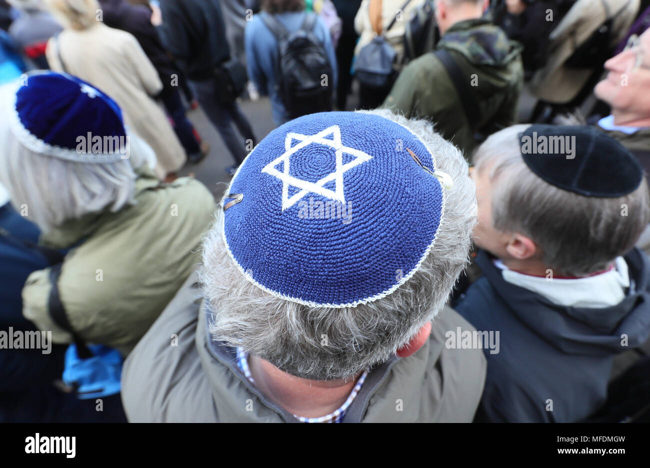 25 April 2018, Germany, Berlin: Numerous participants wearing kippahs ...