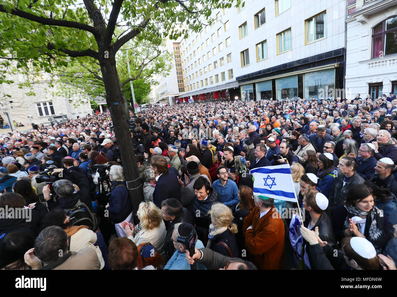 25 April 2018, Germany, Berlin: Countless people at the solidarity ...