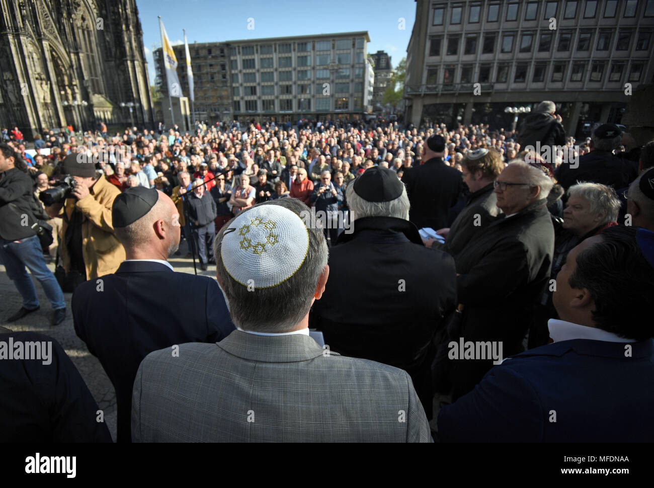 25 April 2018, Germany, Berlin: Countless people in front of the ...