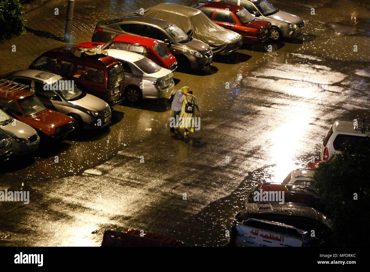 Cairo, Egypt. 25th Apr, 2018. Pedestrians walk in the rain in Cairo ...