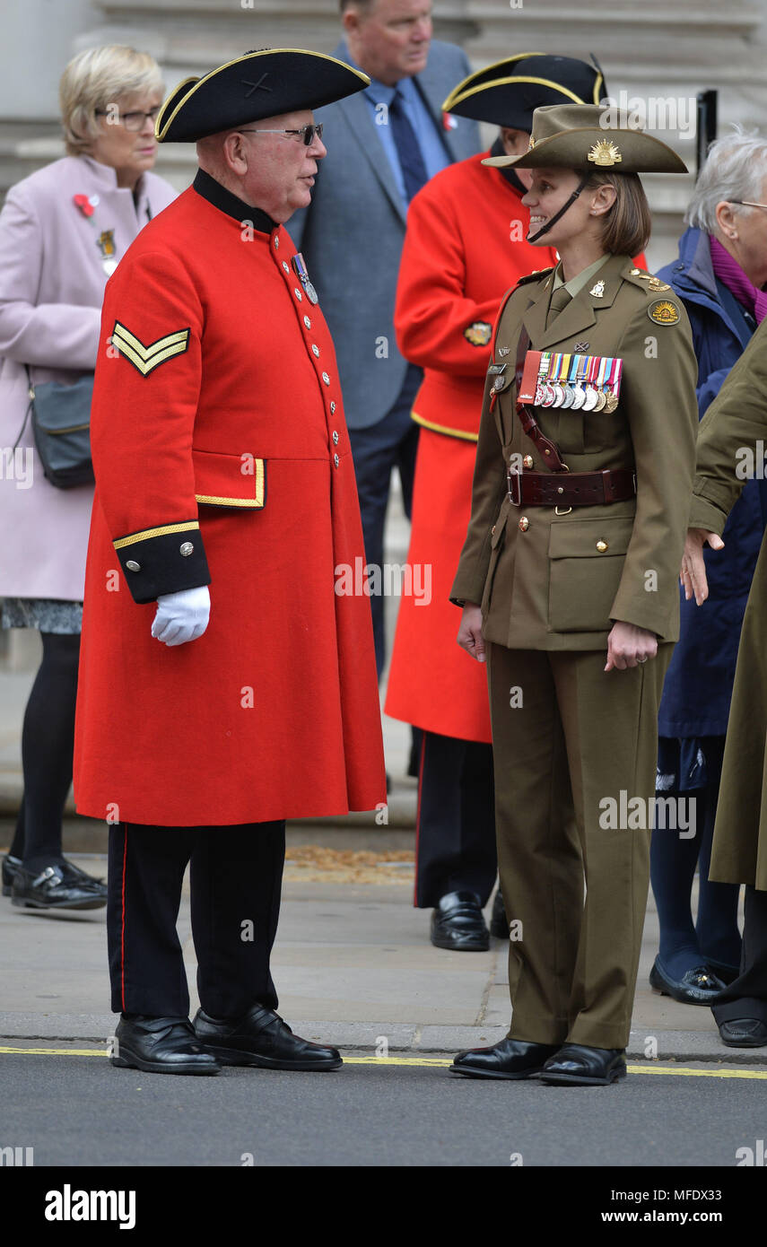 Chelsea Pensioner Dave Thomson speaks with Lieutenant Colonel Rebecca ...