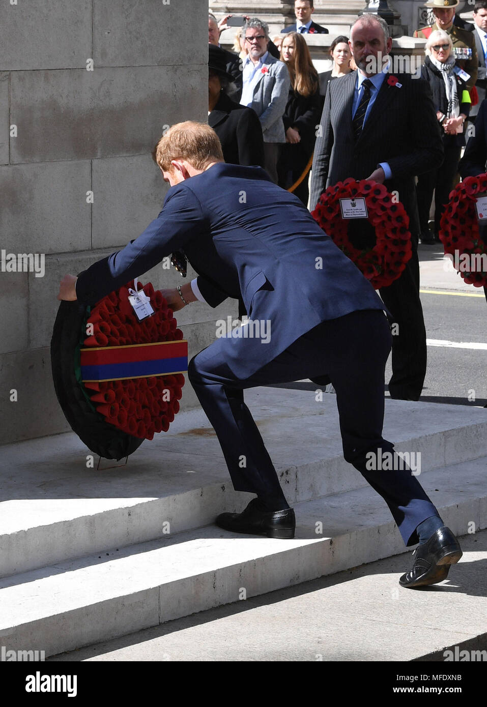 Anzac day wreath laying ceremony hi-res stock photography and images ...