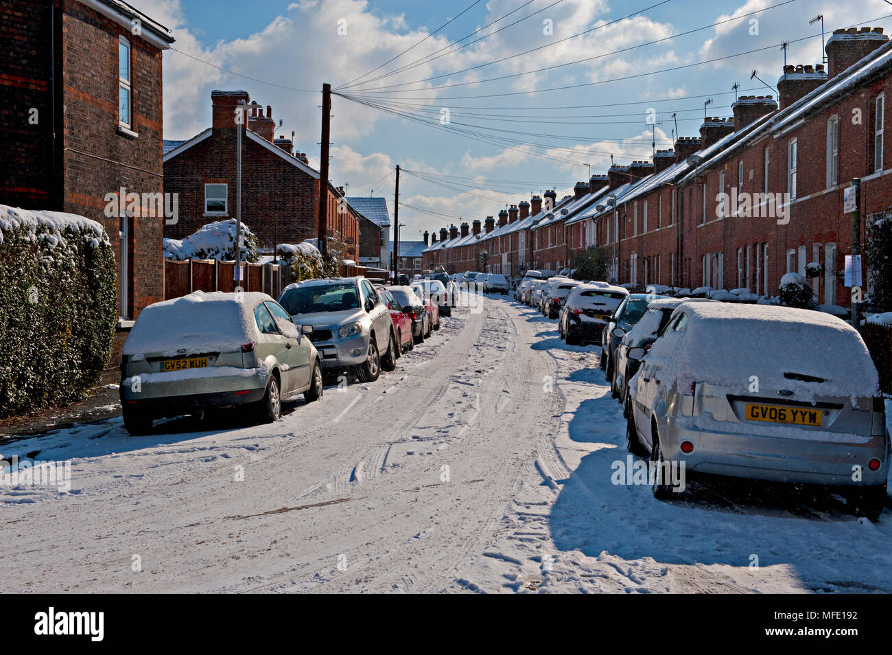 Vehicles covered in snow hi-res stock photography and images - Alamy