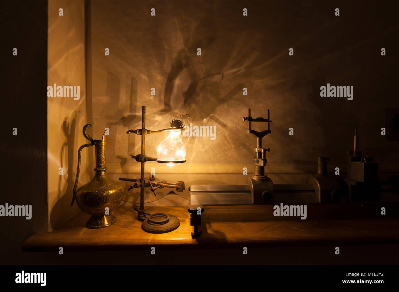 Retort stand hi-res stock photography and images - Alamy