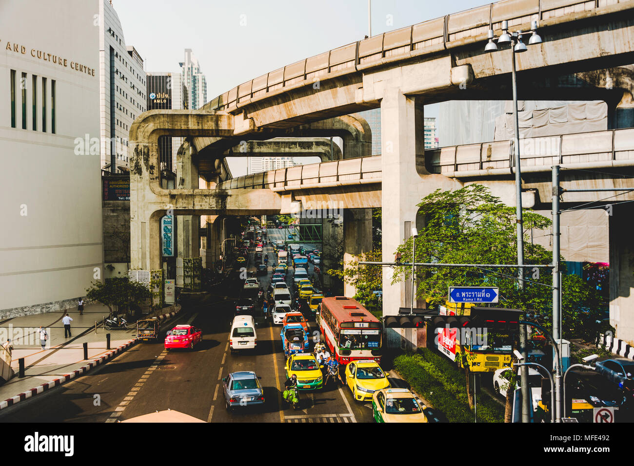BTS Skytrain Trasse mit verkehrsreicher Straße, Stau, Bangkok, Thailand ...