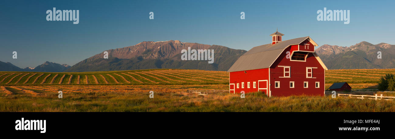 Barn at the base of Wallowa Mountains, near Enterprise, Oregon Stock ...