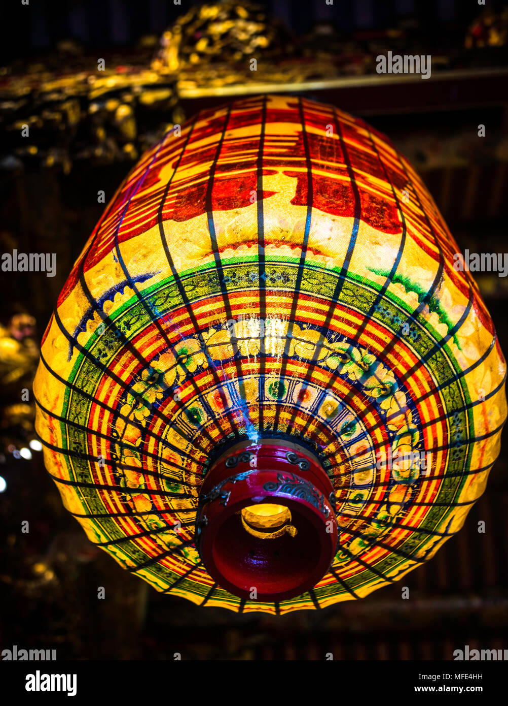 Traditional Chinese lantern, lantern hanging from the ceiling, Leong ...