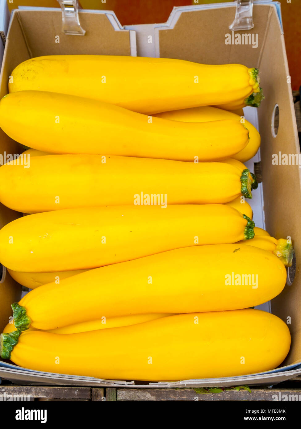 Exterior display hi-res stock photography and images - Alamy