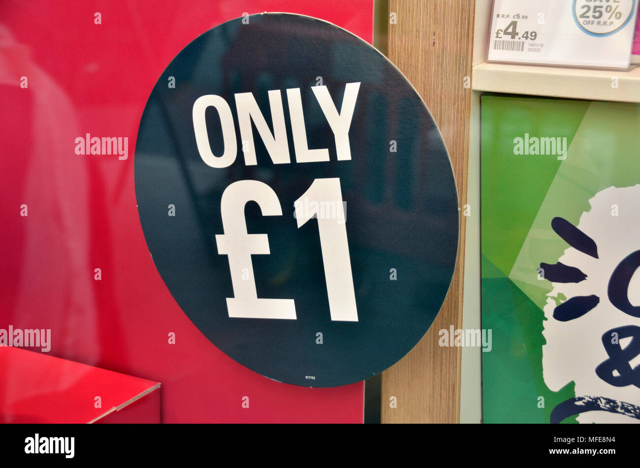 One pound shop hi-res stock photography and images - Alamy