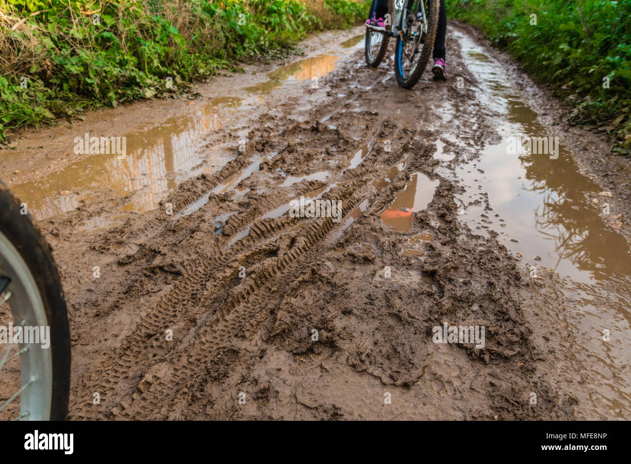 Mountain biking through mud hi-res stock photography and images - Alamy