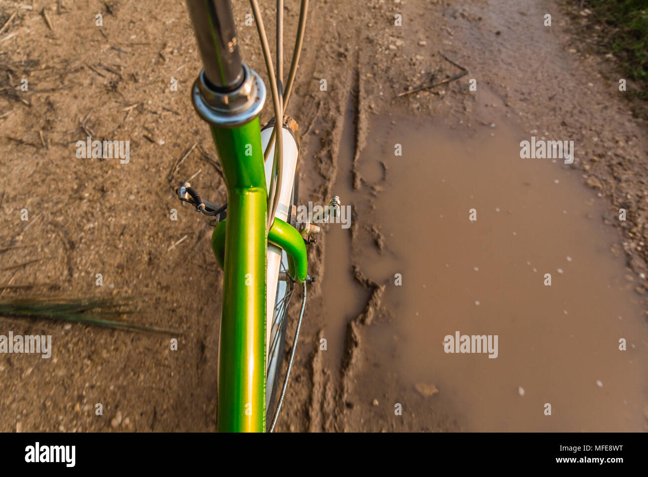 Mountain biking through mud hi-res stock photography and images - Alamy