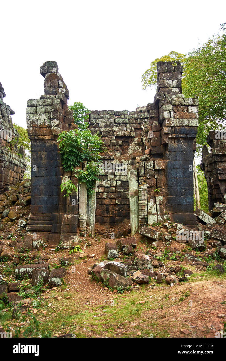 Stone statue entrance temple on hi-res stock photography and images - Alamy