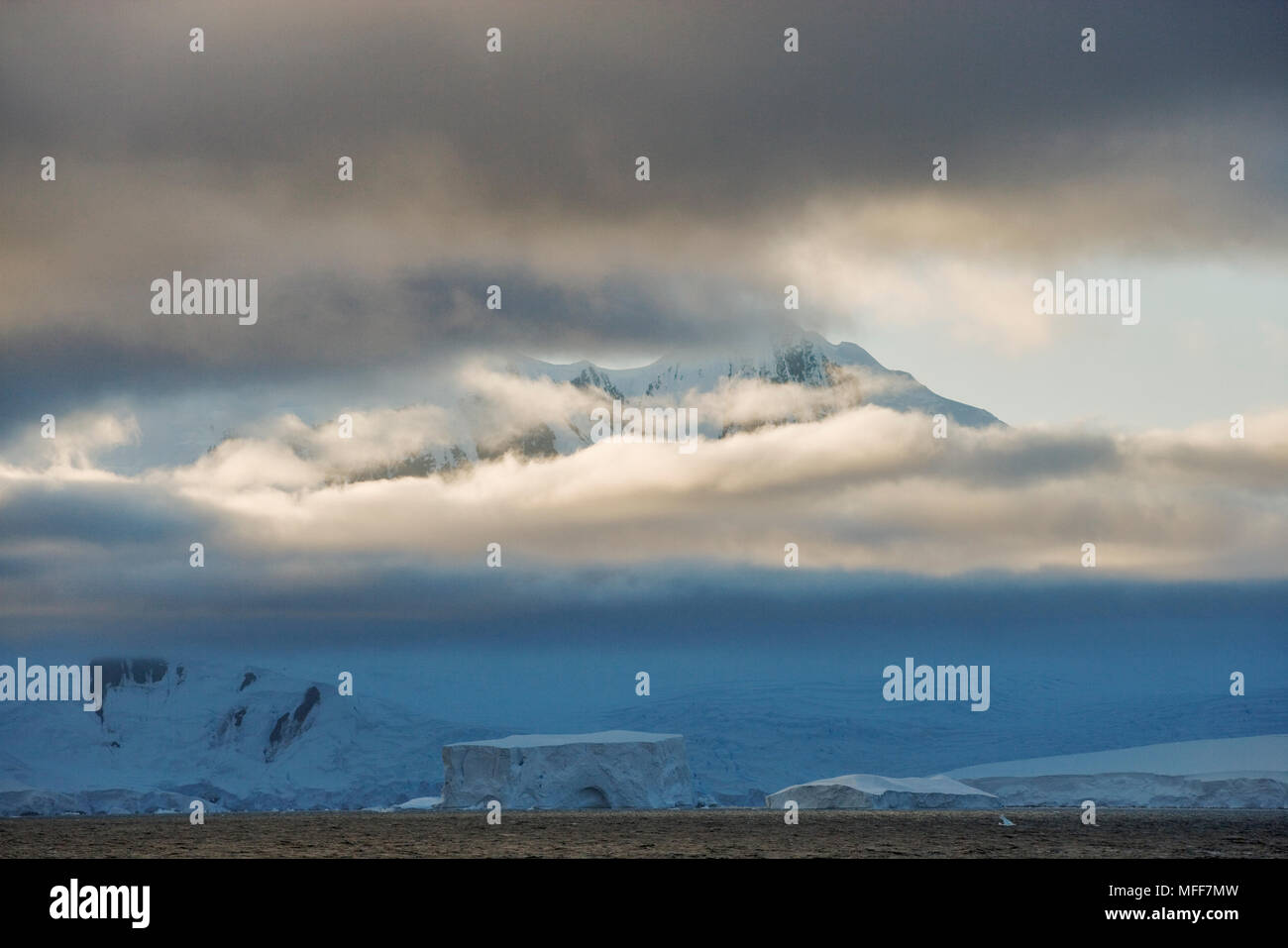 ICEBERG SCENE Antarctica Stock Photo - Alamy