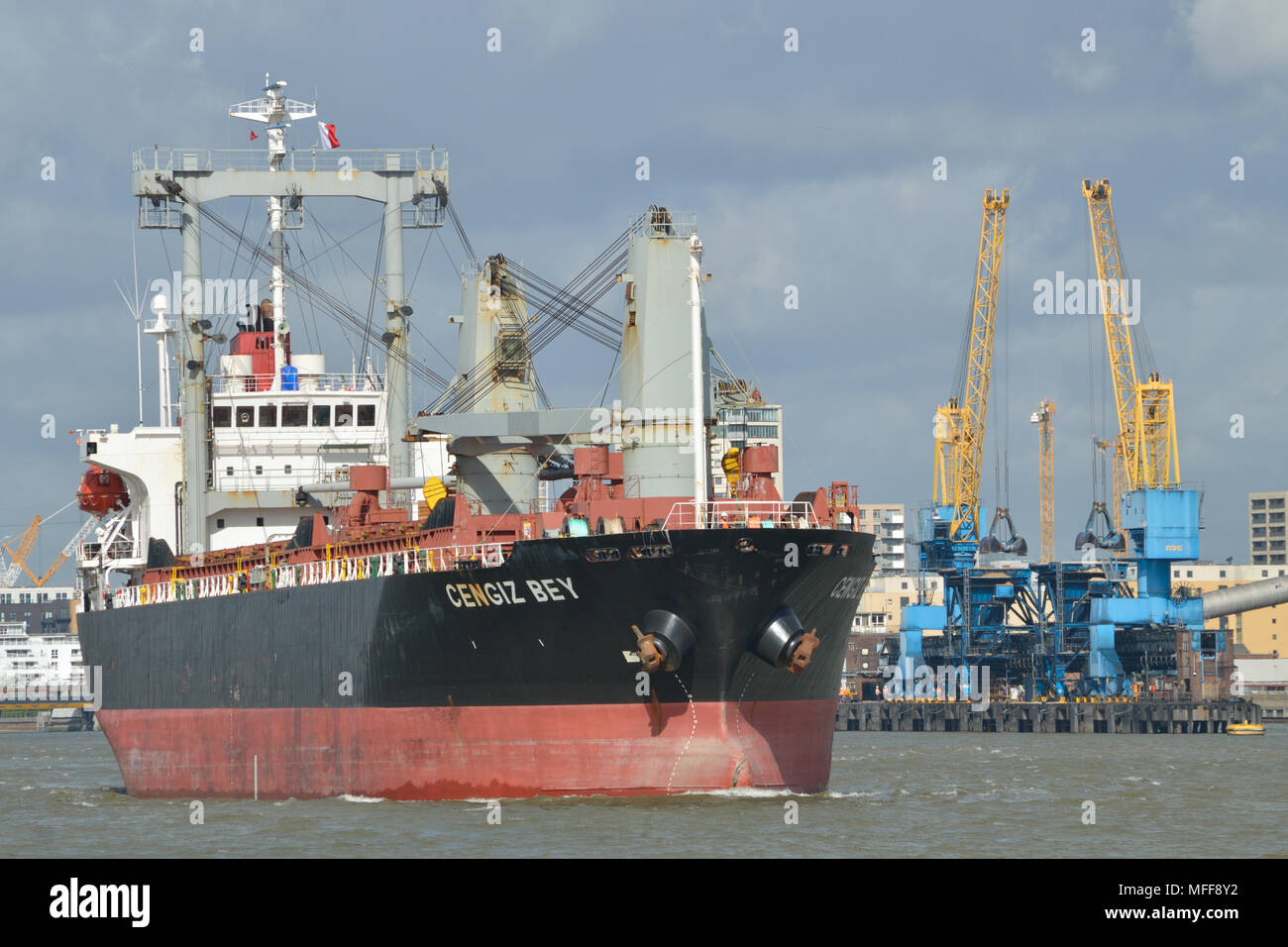 Cargo Ship departing the Tate & Lyle Sugar Thames Refinery wharf on the ...