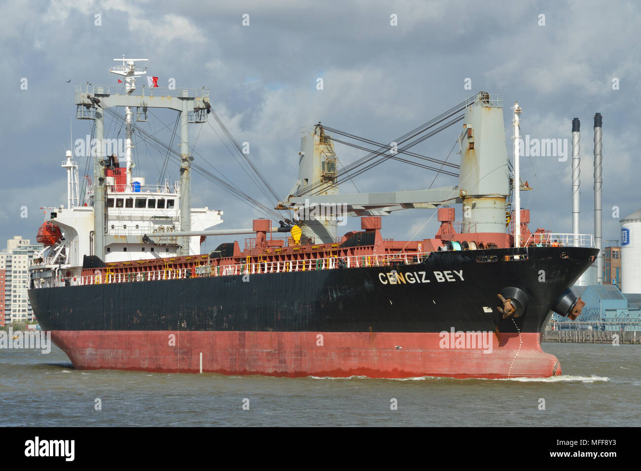 Cargo Ship departing the Tate & Lyle Sugar Thames Refinery wharf on the ...