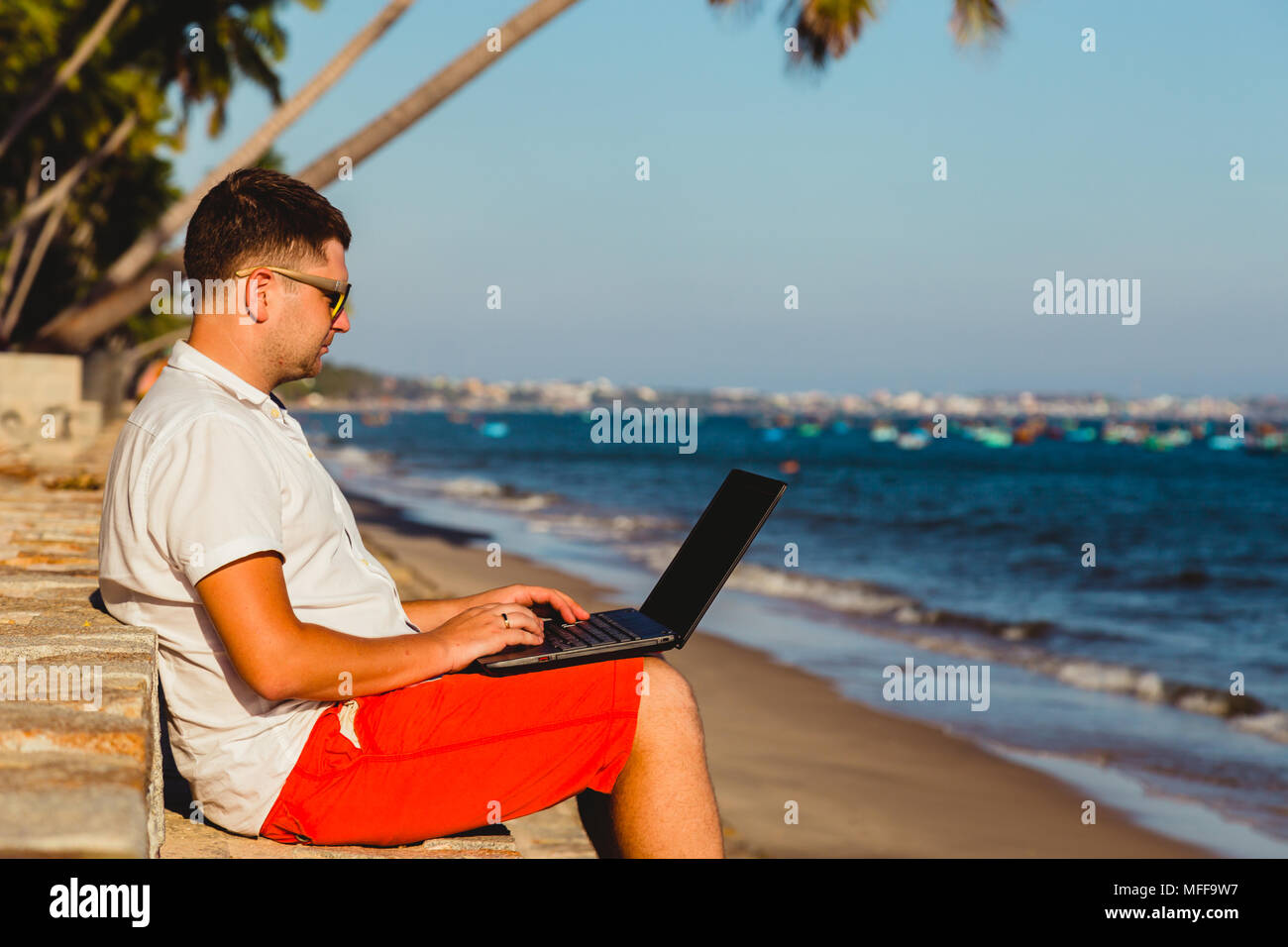 Remote work beach hi-res stock photography and images - Alamy
