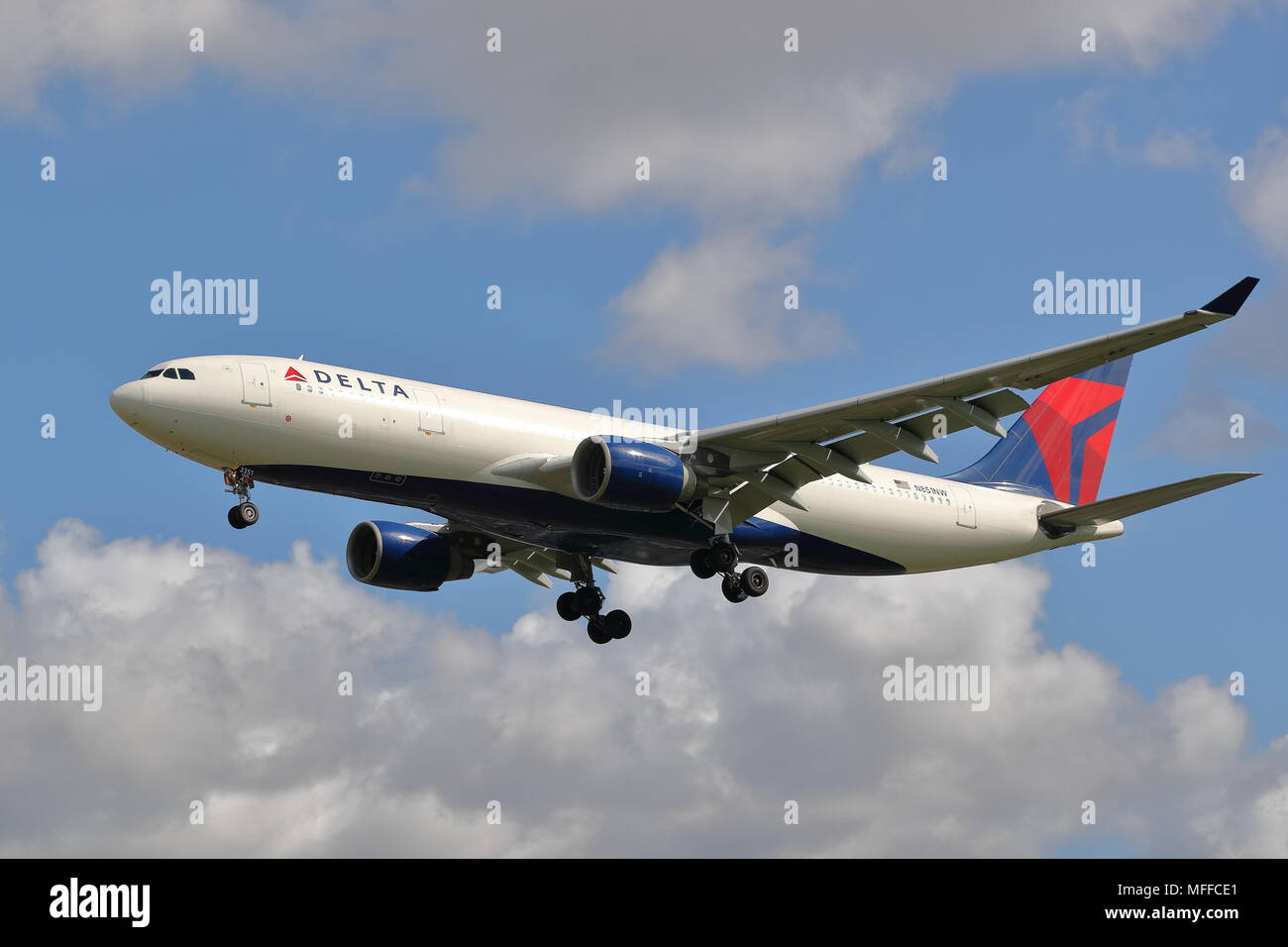 Delta air transport hi-res stock photography and images - Alamy