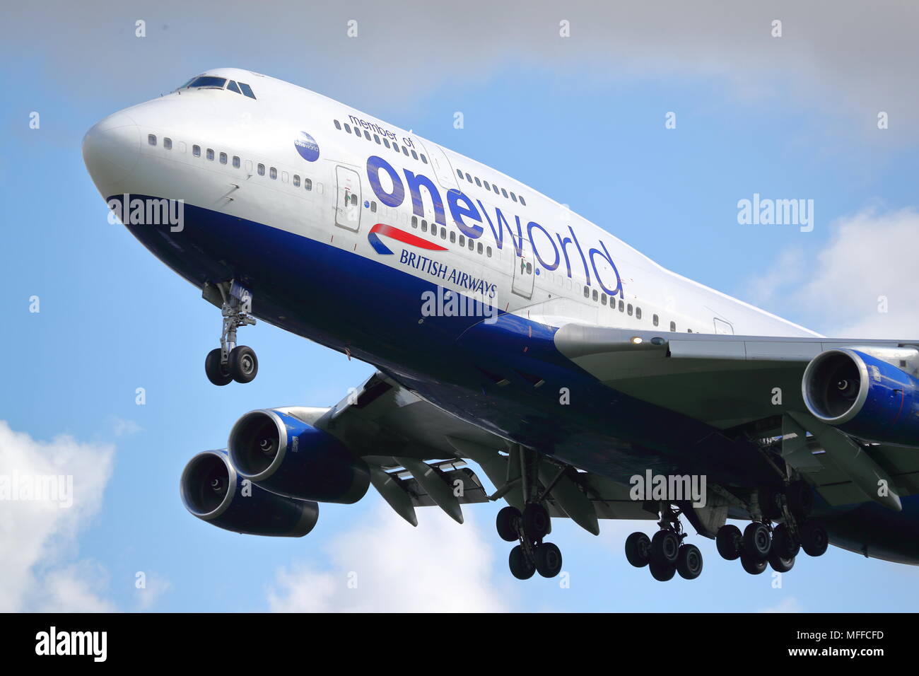 747 landing front hi-res stock photography and images - Alamy