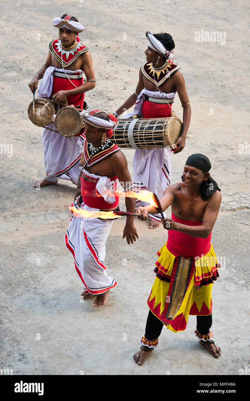 Sri lanka kandyan dancers hi-res stock photography and images - Alamy