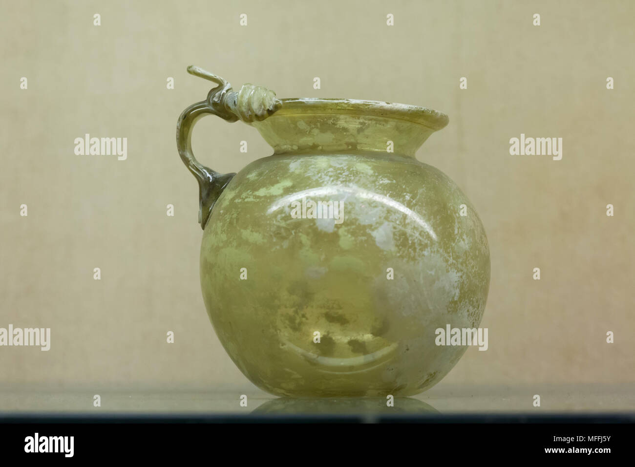 Ancient food vessel hi-res stock photography and images - Alamy