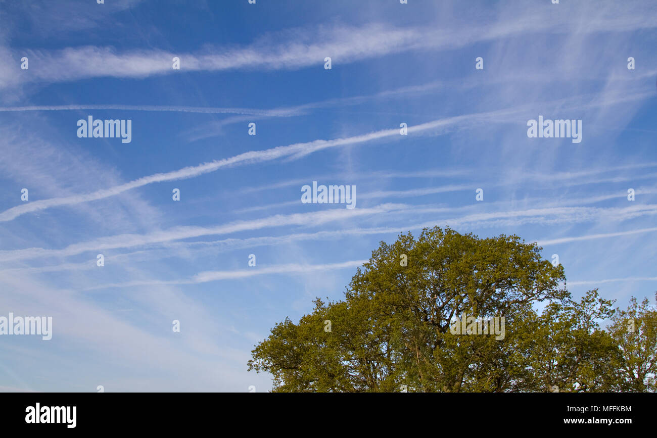 Aeroplanes contrails hi-res stock photography and images - Alamy