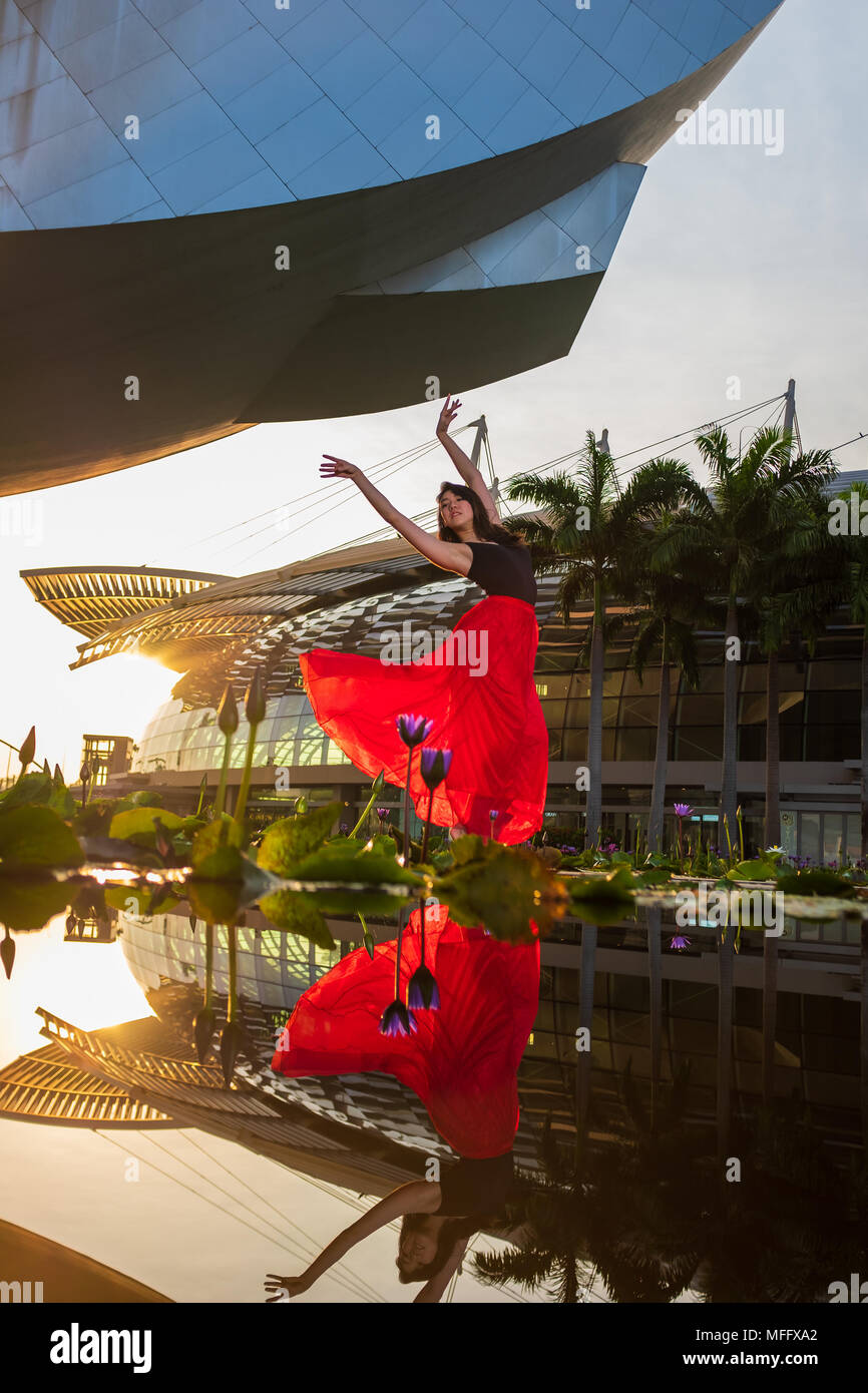 Elegant ballet dancer woman dancing ballet in the city Stock Photo - Alamy