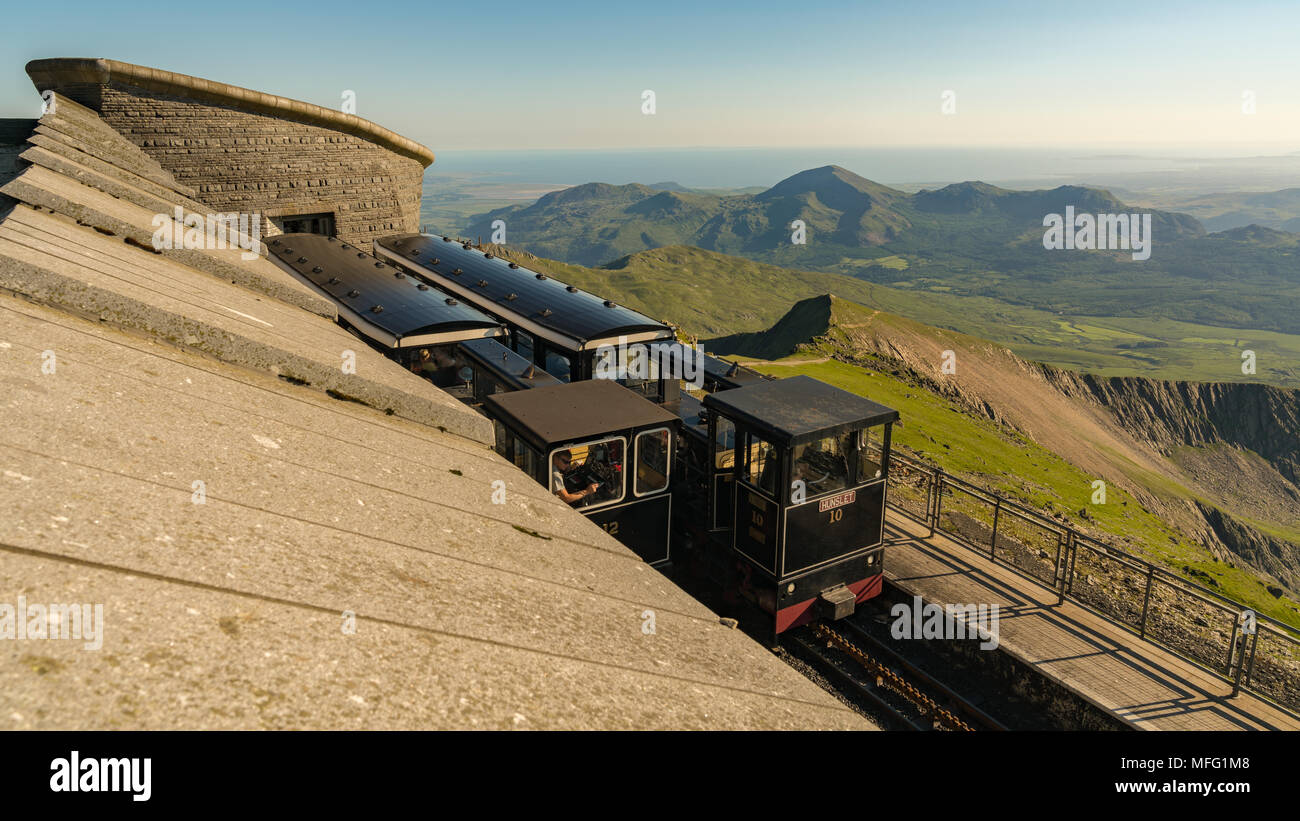 Snowdon mountain railway engine passenger hi-res stock photography and ...