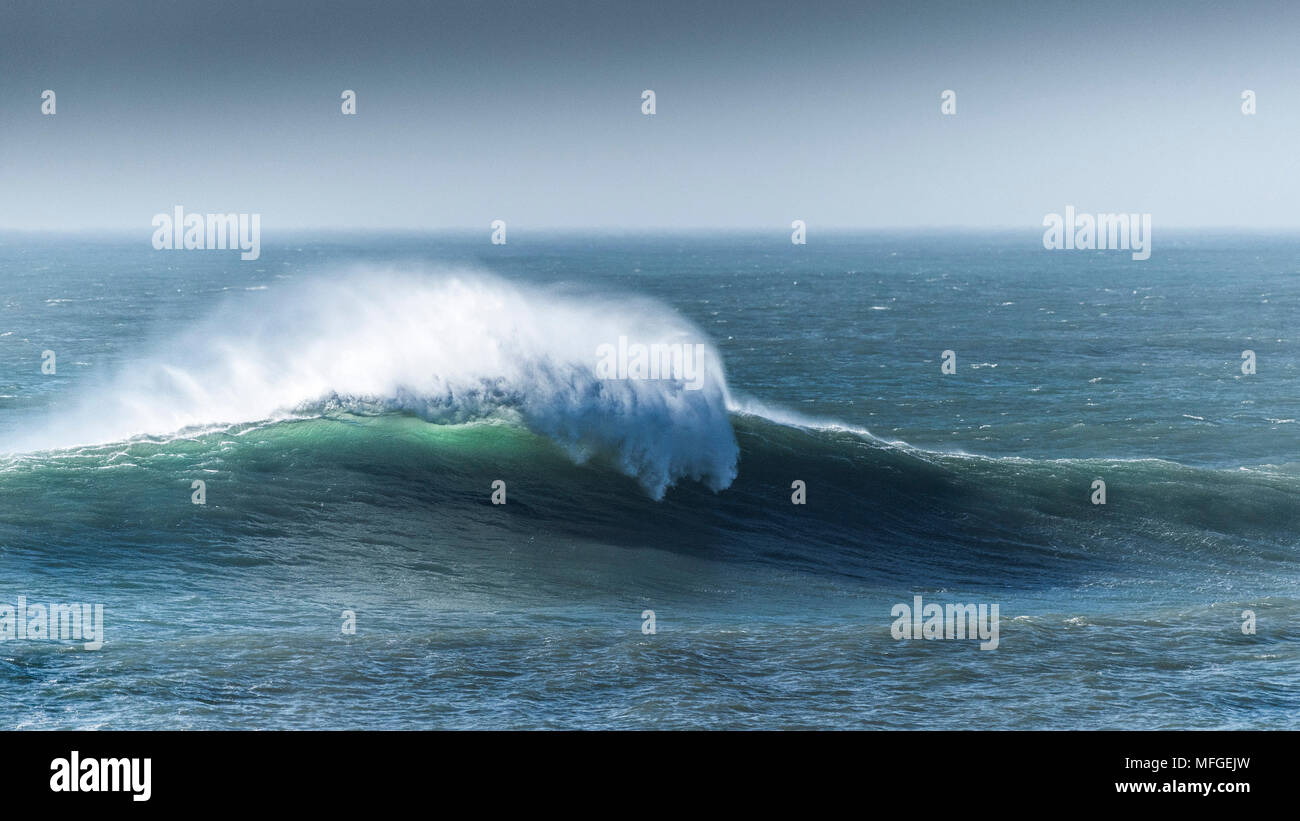 Wave building hi-res stock photography and images - Alamy