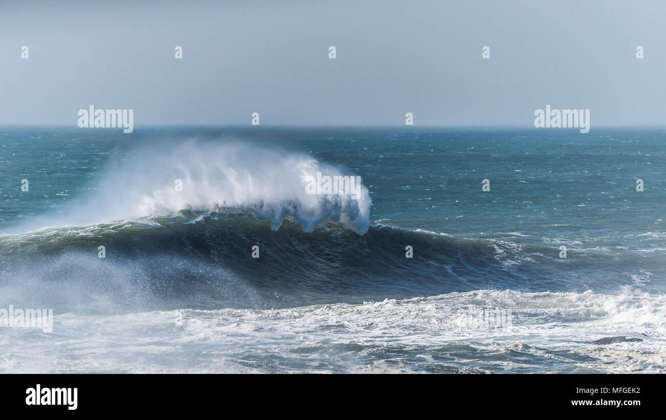 Wave building hi-res stock photography and images - Alamy